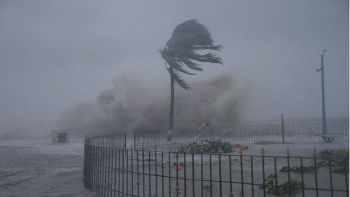 Cyclone threat in Karnataka, Issued red alert again for 6 districts ...