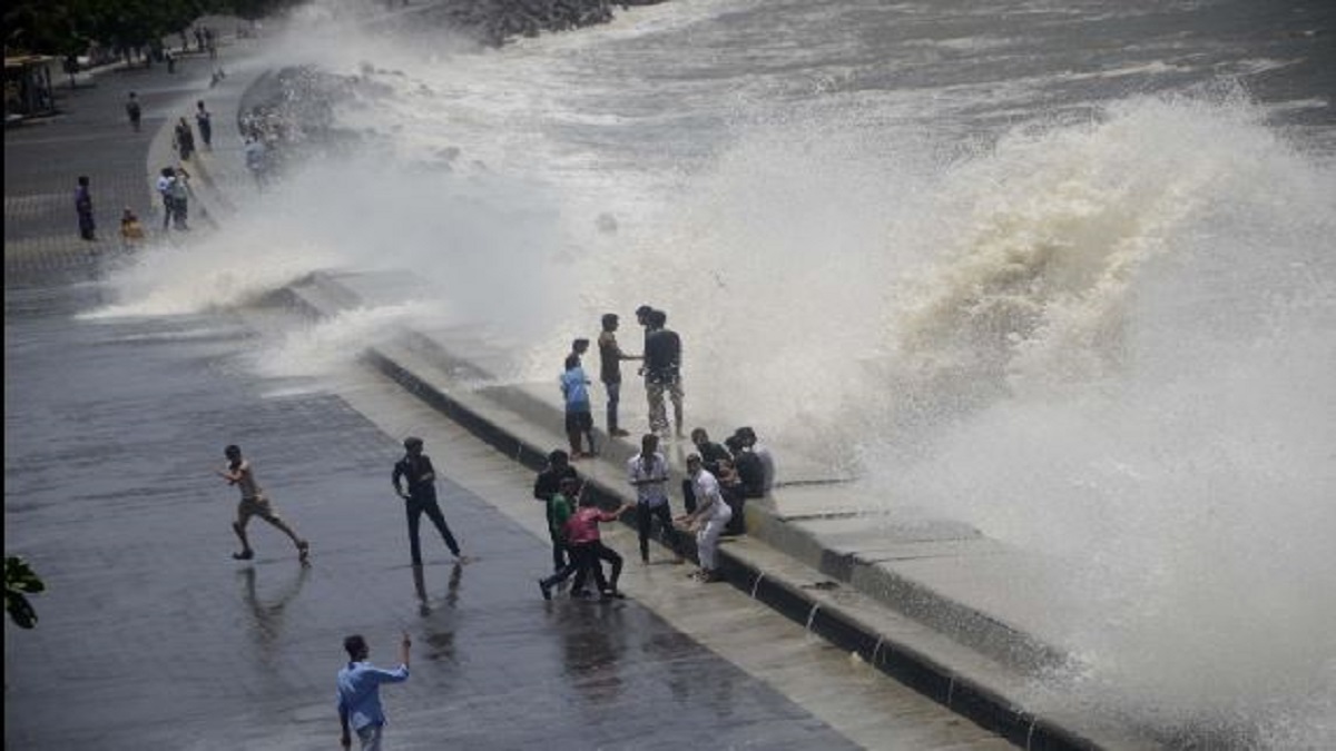 IMD issued high alert in Mumbai: waves strike in Marine Drive - News ...